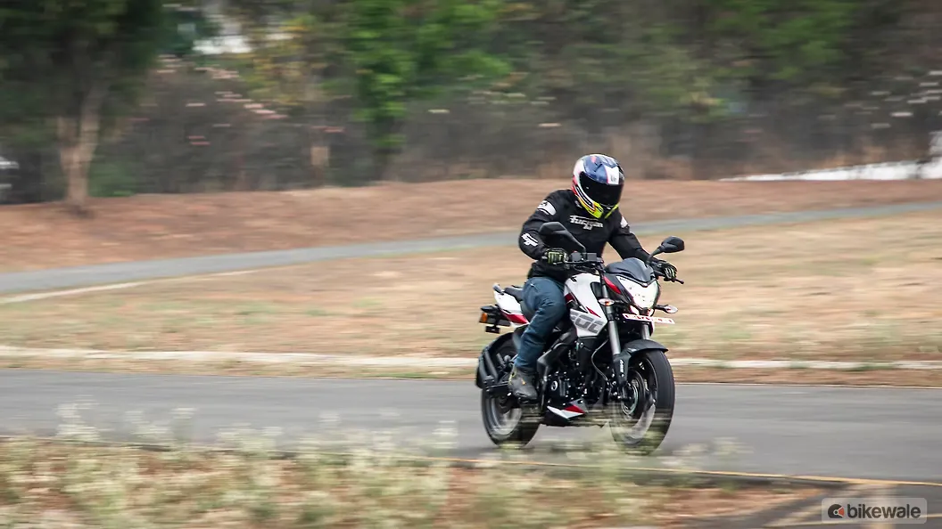 Bajaj Pulsar NS200 Right Front Three Quarter Image – BikeWale