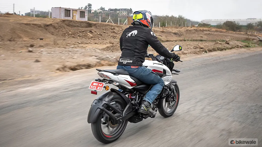 Bajaj Pulsar NS200 Right Front Three Quarter Image – BikeWale