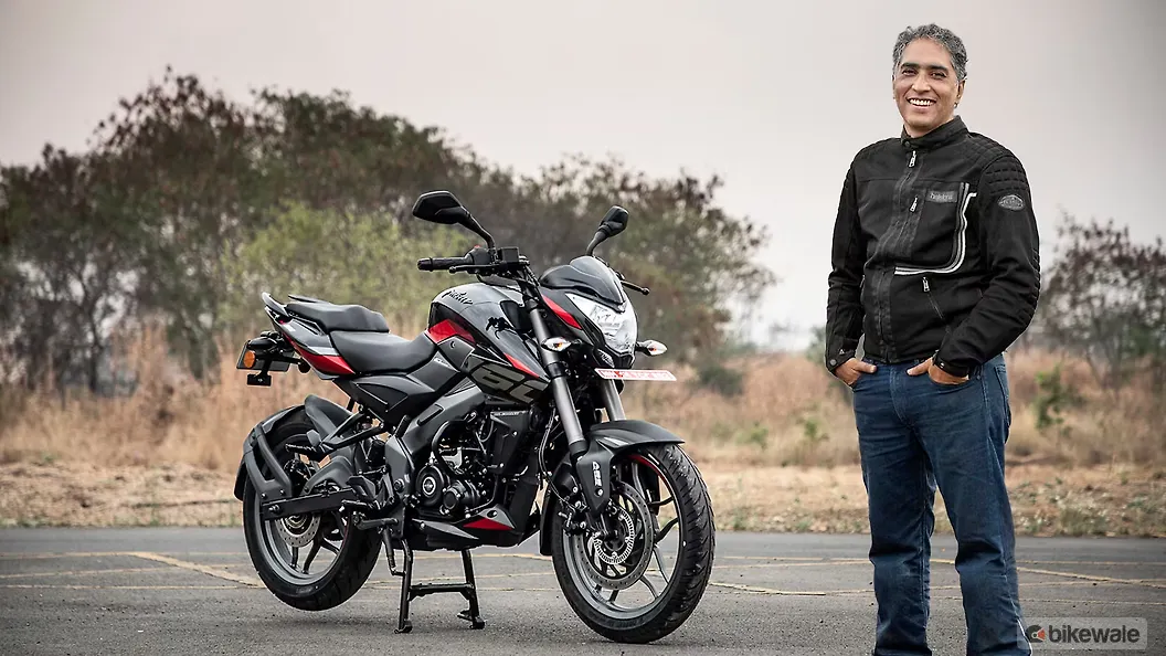 Bajaj Pulsar NS160 Right Front Three Quarter Image – BikeWale