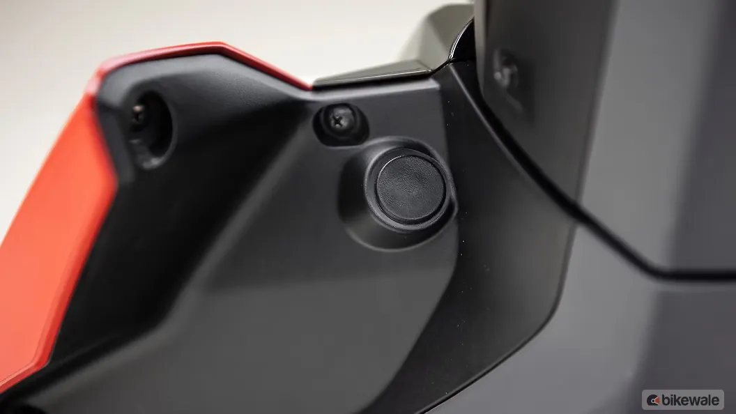 Hero Xoom 110 USB Charging Port Image – BikeWale