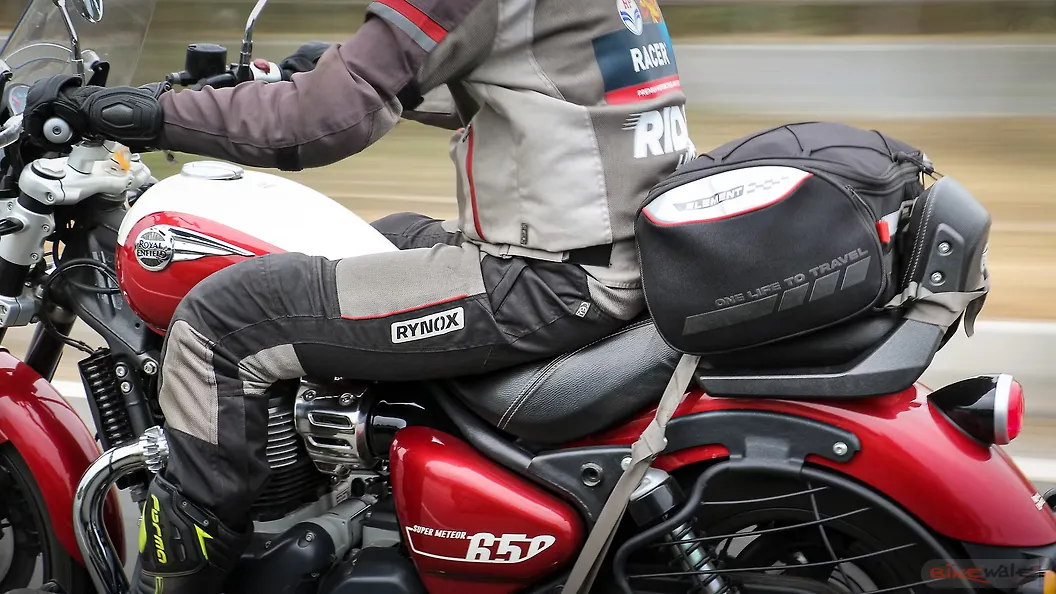 Royal Enfield Super Meteor 650 Engine Oil Level Indicator Image – BikeWale