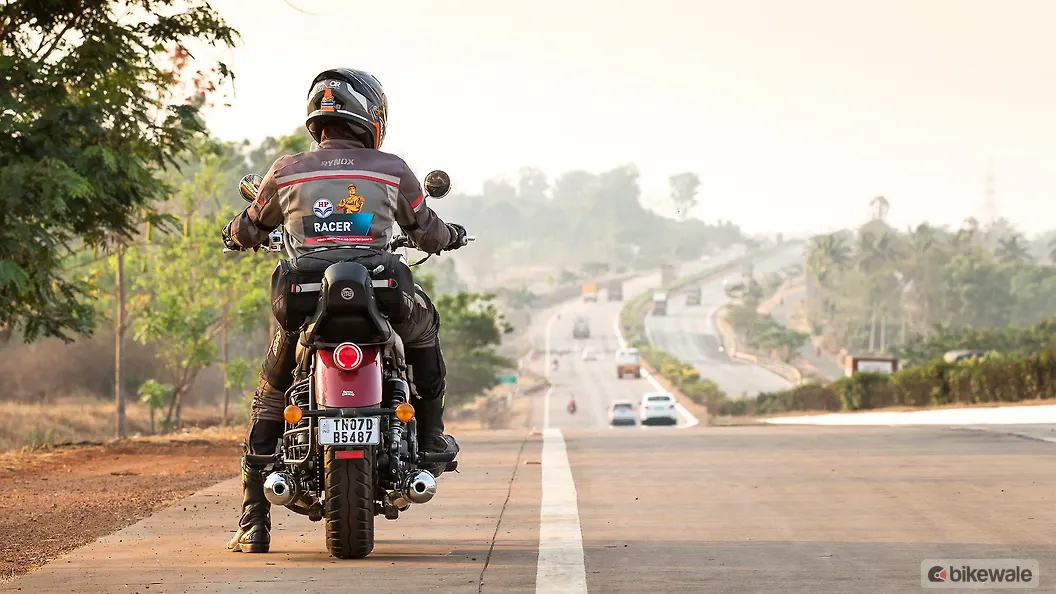 Royal Enfield Super Meteor 650 Rear View Image – BikeWale