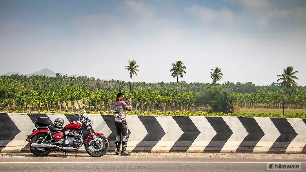Royal Enfield Super Meteor 650 Right Side View Image – BikeWale