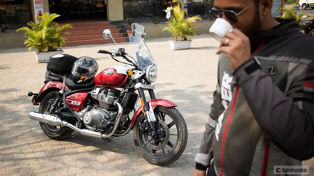 Royal Enfield Super Meteor 650 Right Side View Image – BikeWale