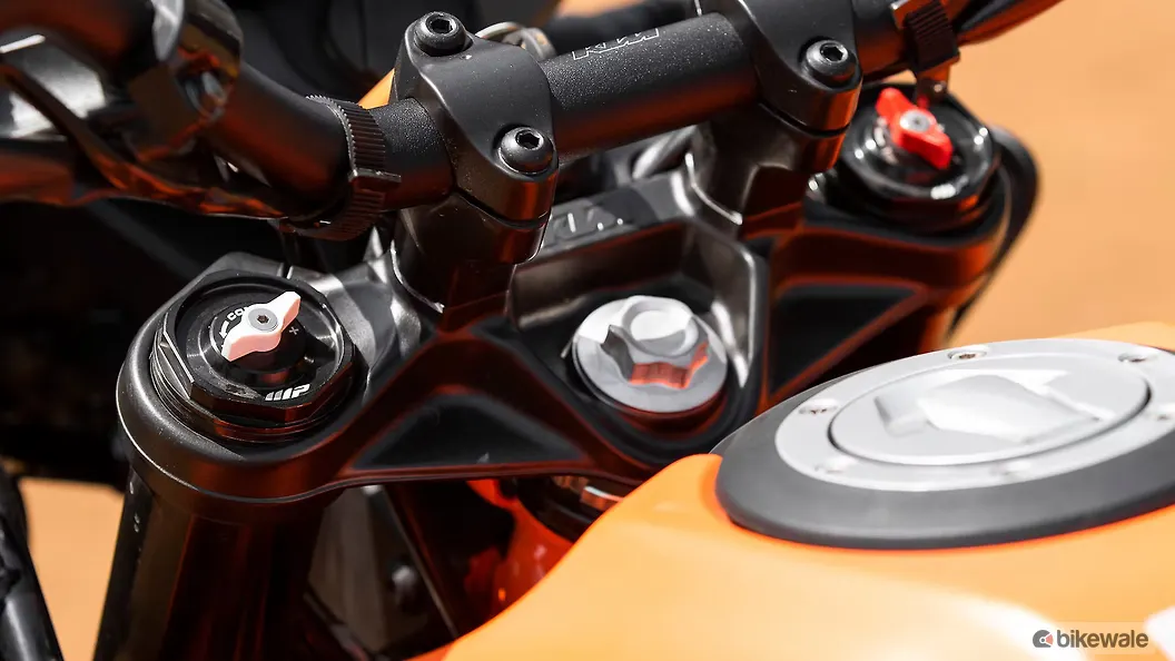 KTM 390 Adventure [2024] Handlebar Clamp Image – BikeWale