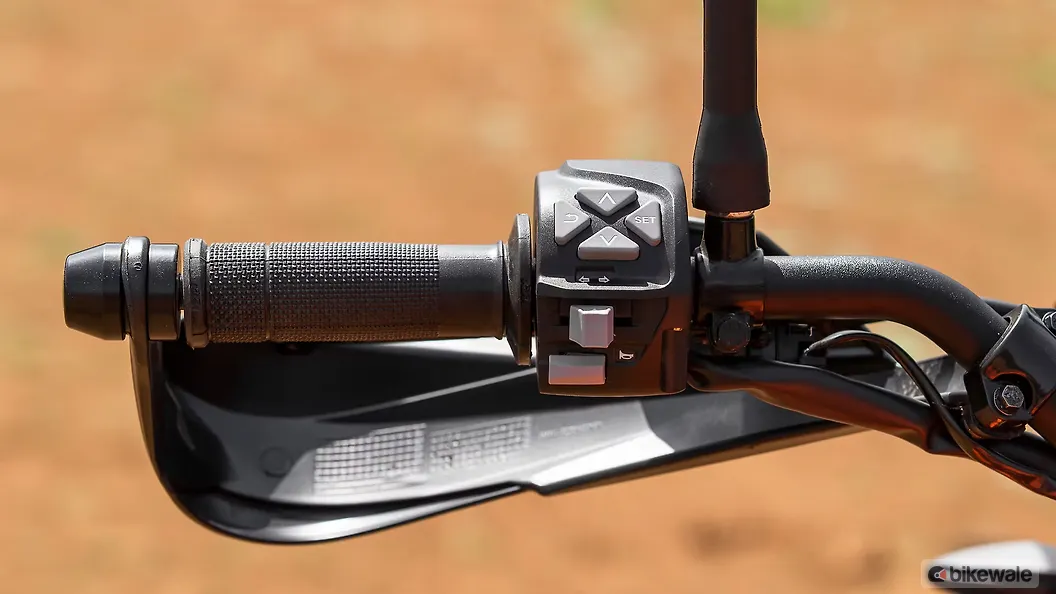 KTM 390 Adventure [2024] Left Side Handlebar Grip Image – BikeWale