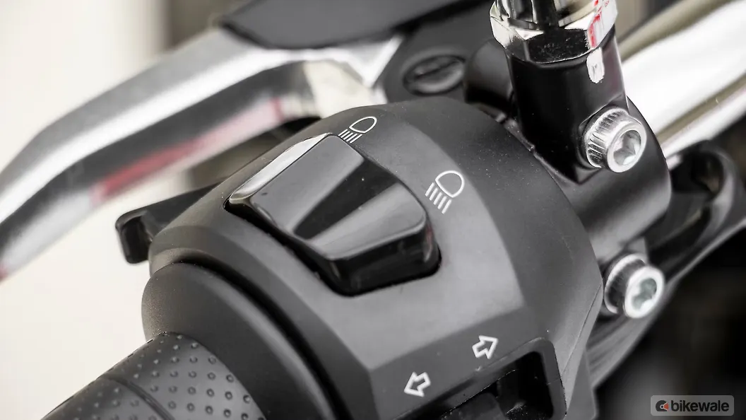 QJ Motor SRC 500 Turn Indicators Switch Image – BikeWale