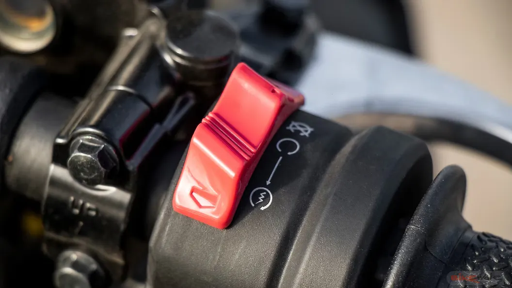 Yamaha YZF-R3 Gear Shift Lever Image – BikeWale