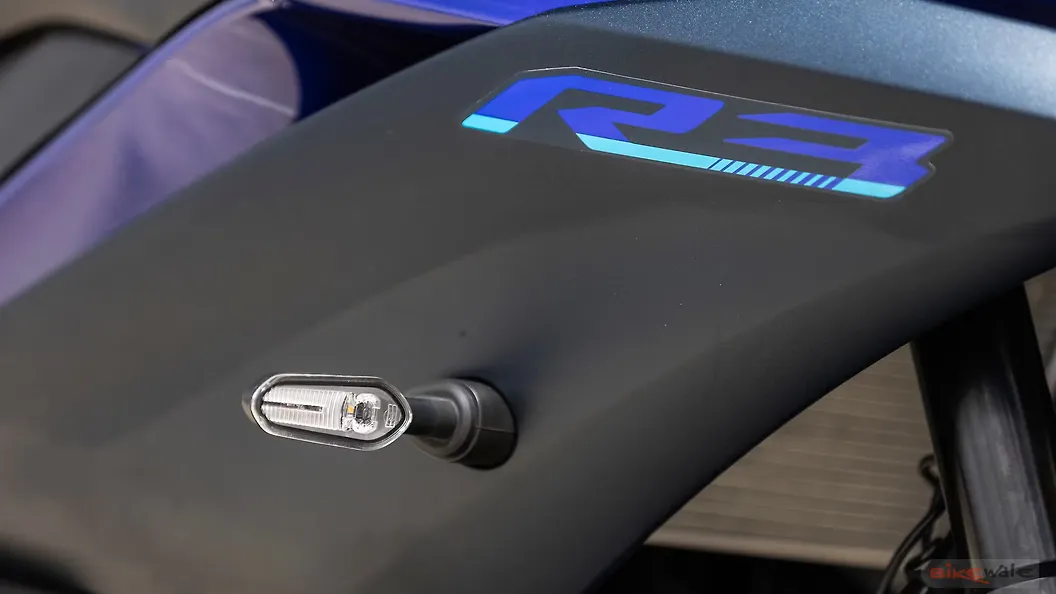 Yamaha YZF-R3 Left Side Handelbar Grip Image – BikeWale