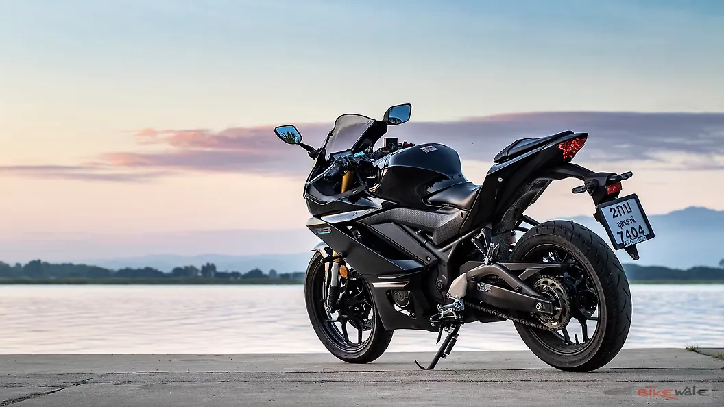 Yamaha YZF-R3 Right Front Three Quarter Image – BikeWale
