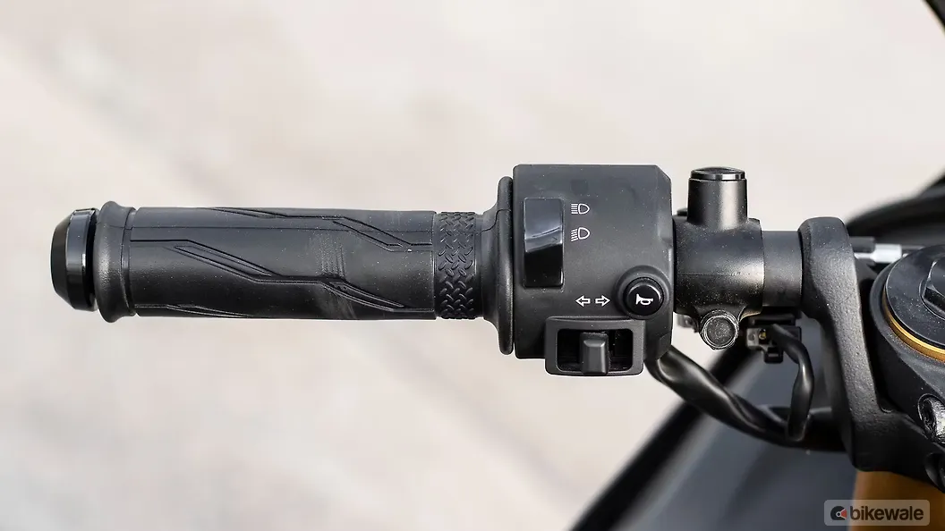 Yamaha R3 Left Side Handlebar Grip Image – BikeWale