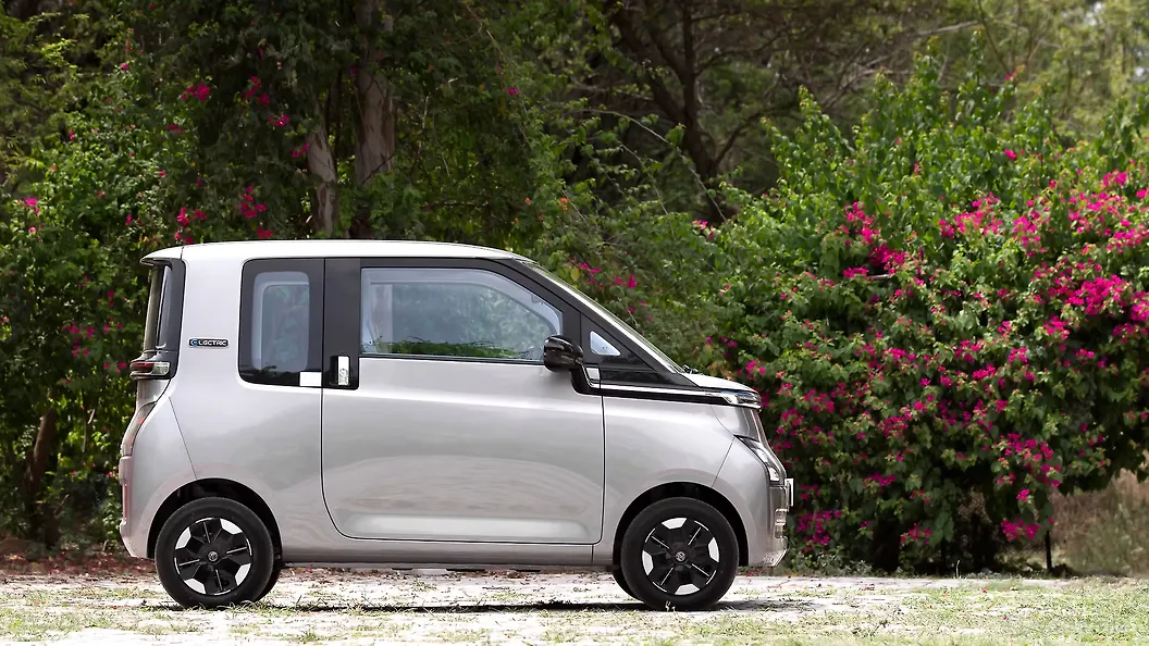 Comet EV Right Side View Image, Comet EV Photos in India - CarWale