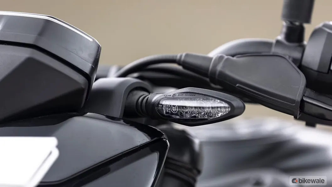 Bajaj Pulsar N250 Front Turn Indicators Image – BikeWale