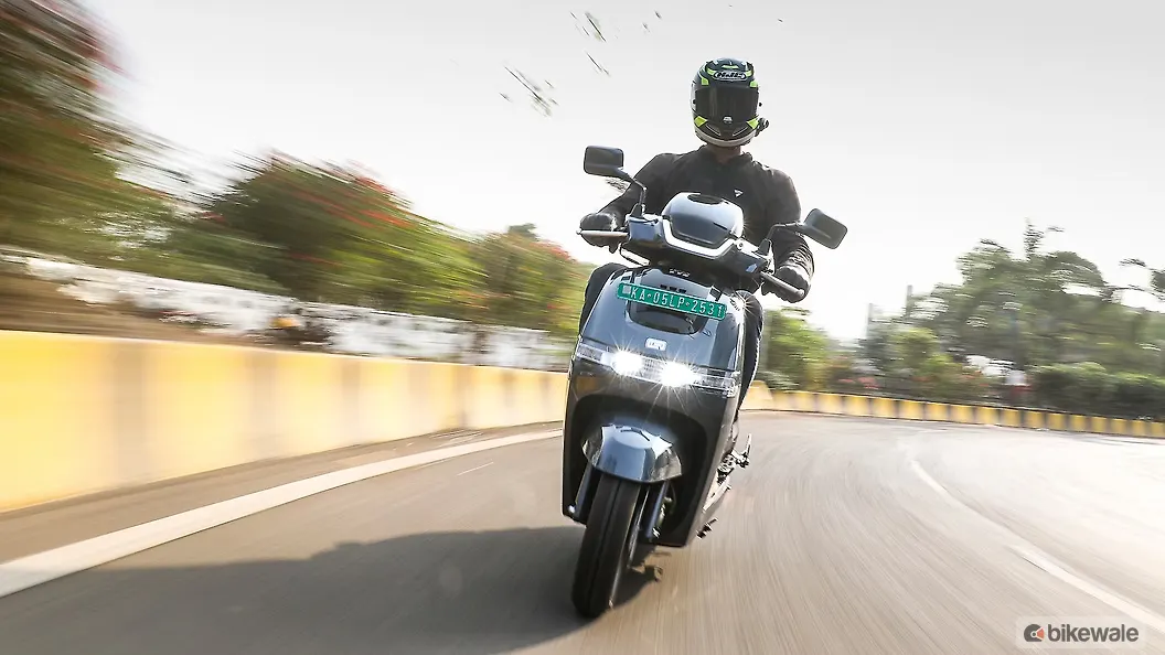 TVS iQube Right Side View Image – BikeWale