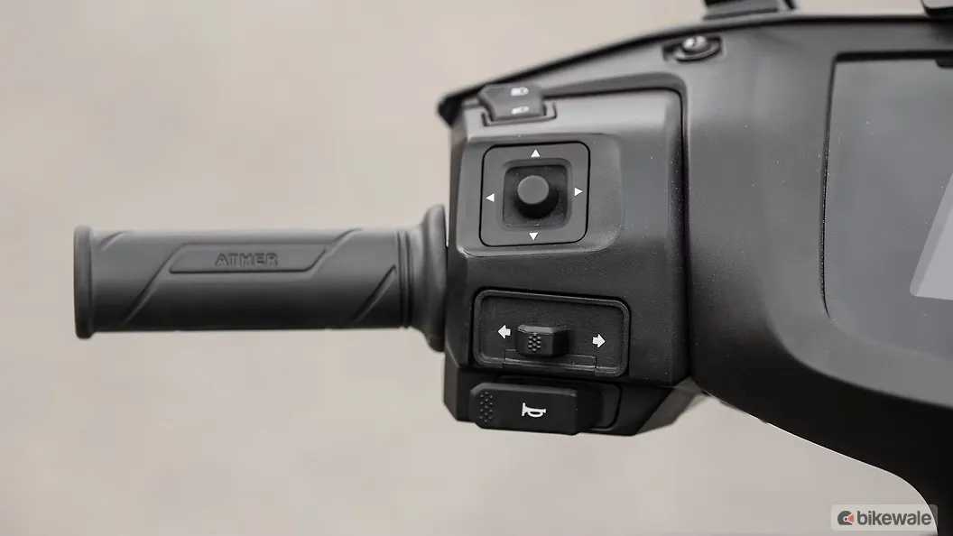 Ather 450S Left Side Handlebar Grip Image – BikeWale