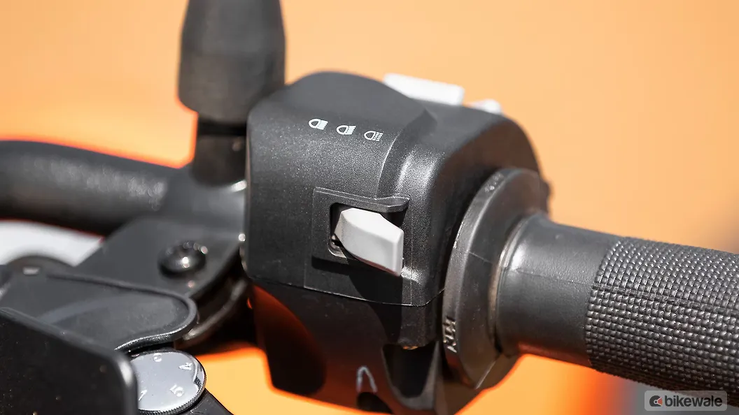 KTM 390 Adventure Left Side Handelbar Grip Image – BikeWale