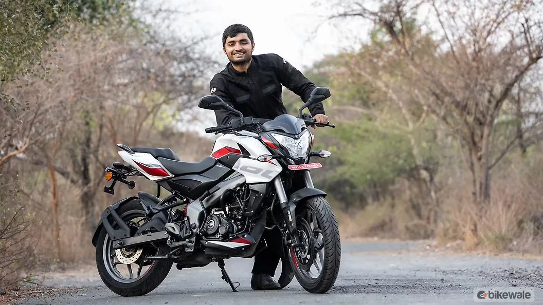 Bajaj Pulsar NS160 Right Front Three Quarter Image – BikeWale