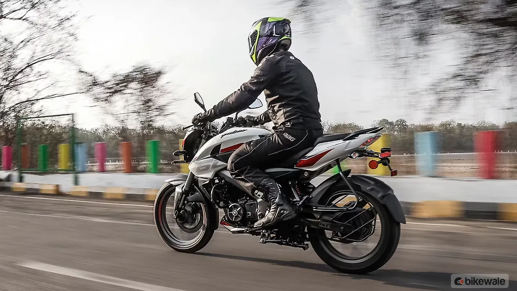 Bajaj Pulsar NS160 Right Rear Three Quarter Image – BikeWale