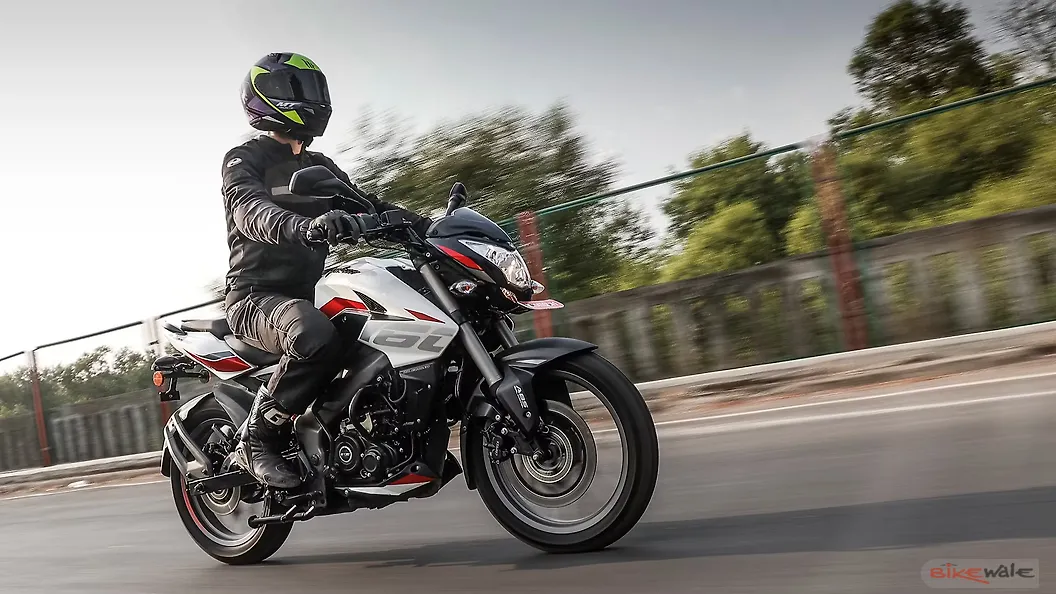 Bajaj Pulsar NS160 Right Front Three Quarter Image – BikeWale