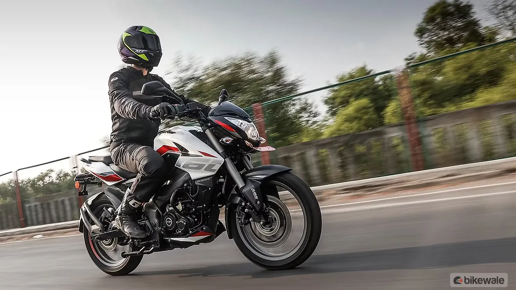 Bajaj Pulsar NS160 Right Front Three Quarter Image – BikeWale