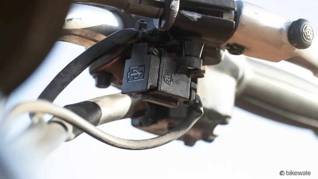 Royal Enfield Interceptor 650 Turn Indicators Switch Image – BikeWale