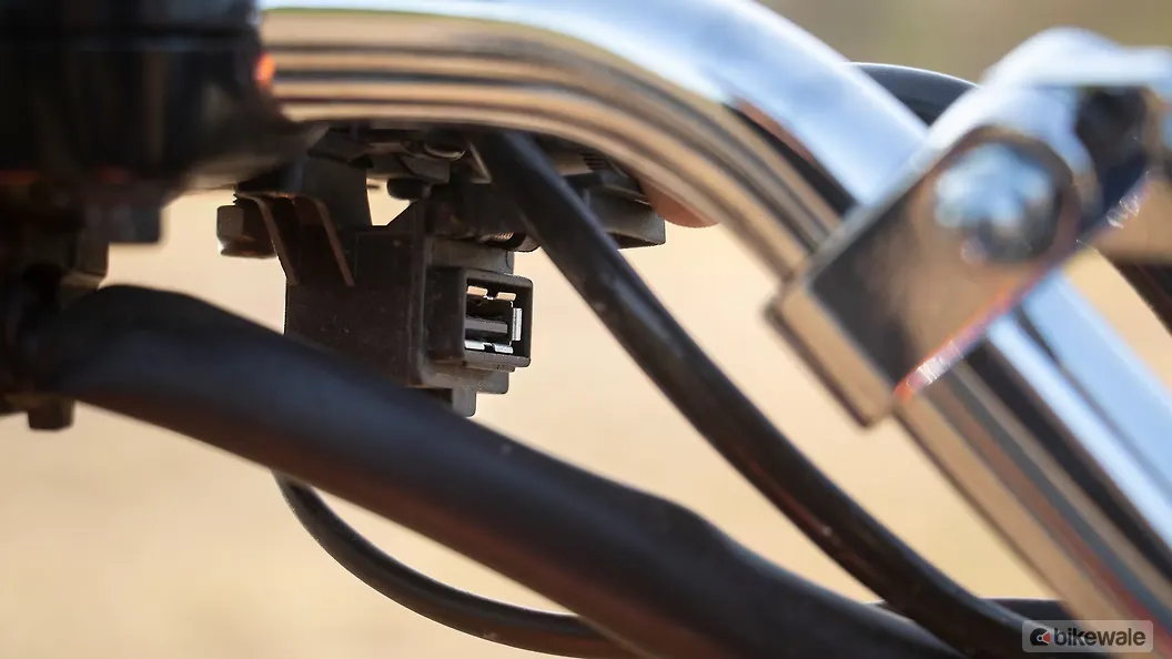 Royal Enfield Interceptor 650 Turn Indicators Switch Image – BikeWale