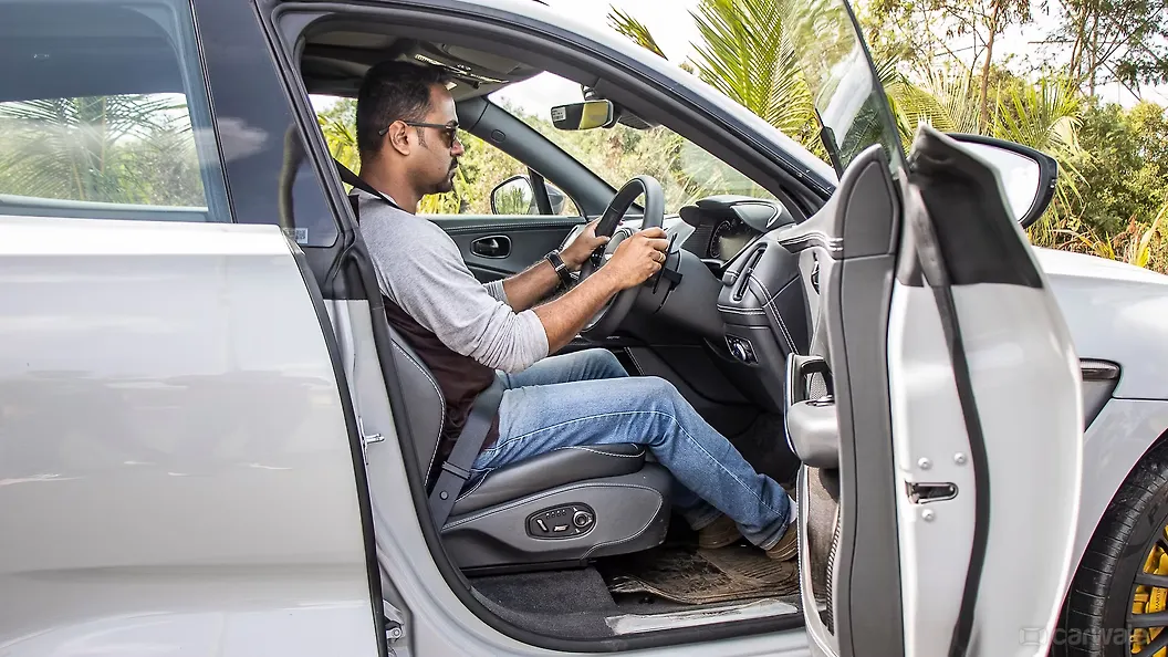 DBX Front View Image, DBX Photos in India - CarWale