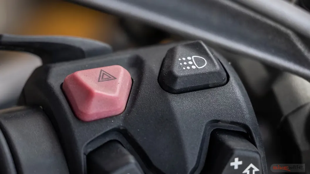 Ducati Streetfighter V4 Turn Indicators Switch Image – BikeWale