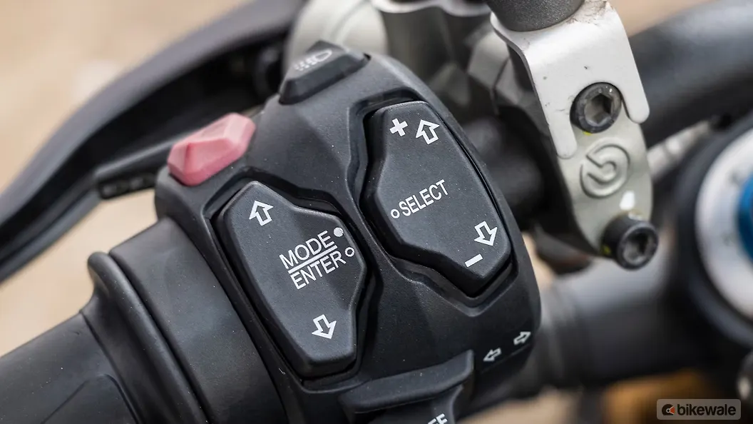 Ducati Streetfighter V4 Hazard Warning Lights Switch Image – BikeWale