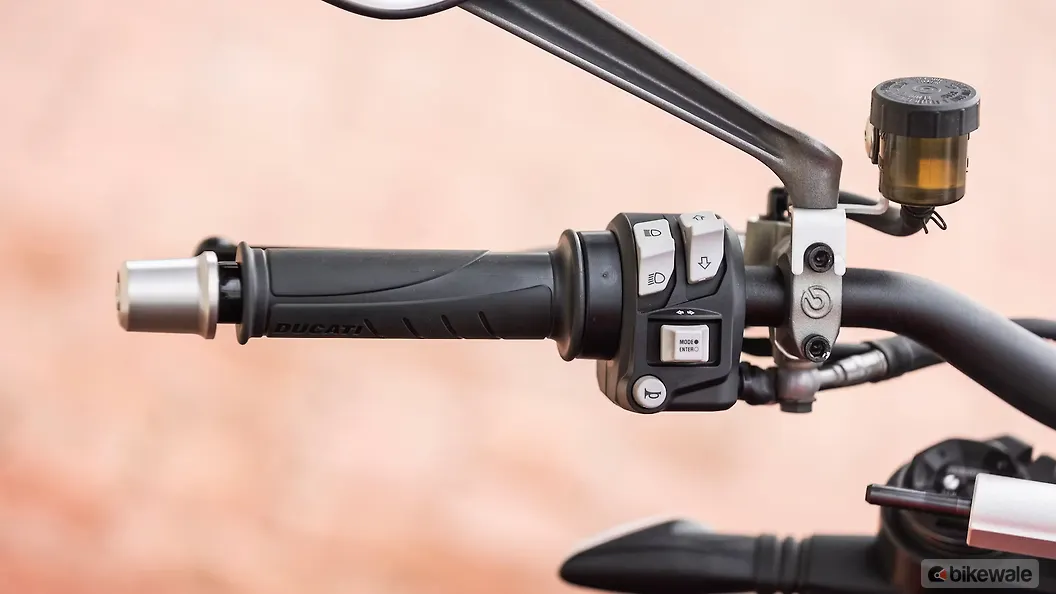 Ducati Streetfighter V2 Handle Bar Image – BikeWale