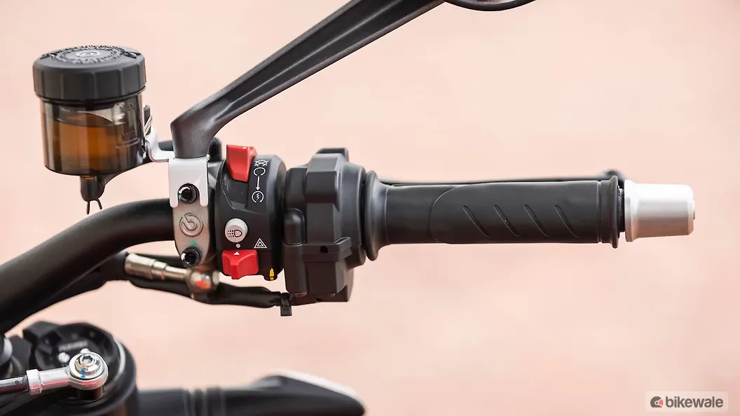Ducati Streetfighter V2 Handle Bar Image – BikeWale