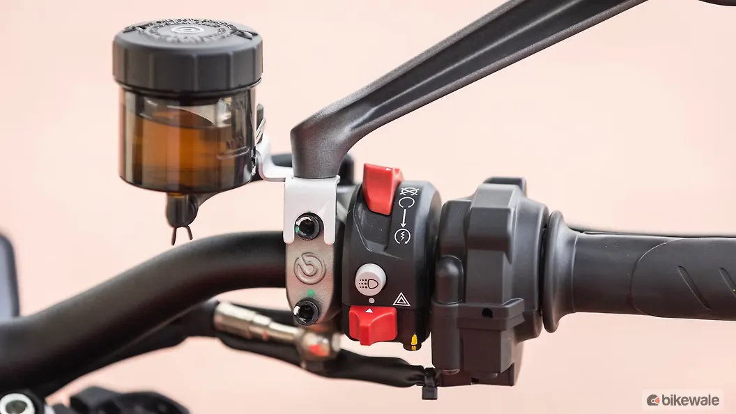 Ducati Streetfighter V2 Handle Bar Image – BikeWale