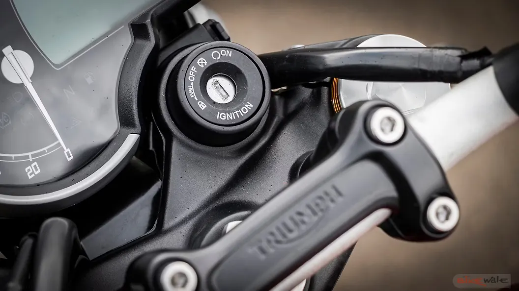Triumph Speed 400 Right Front Three Quarter Image – BikeWale