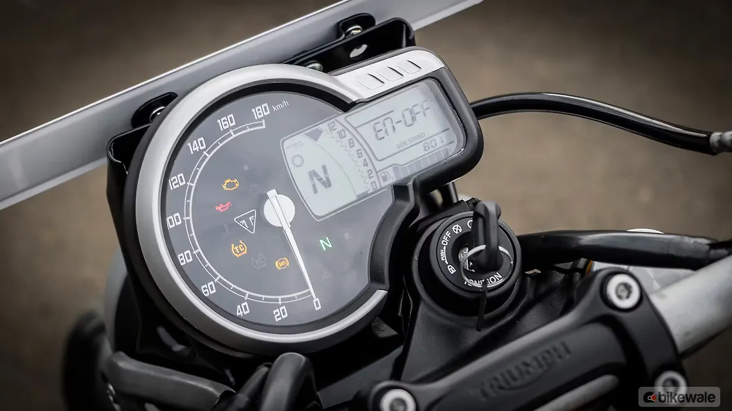 Triumph Speed 400 USB Port Image – BikeWale