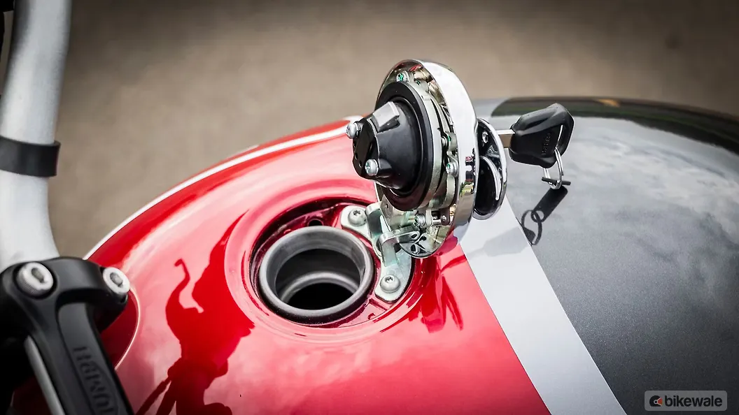 Triumph Speed 400 Open Fuel Lid Image – BikeWale