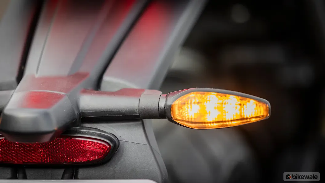 Triumph Speed 400 Rear Turn Indicators Image – BikeWale