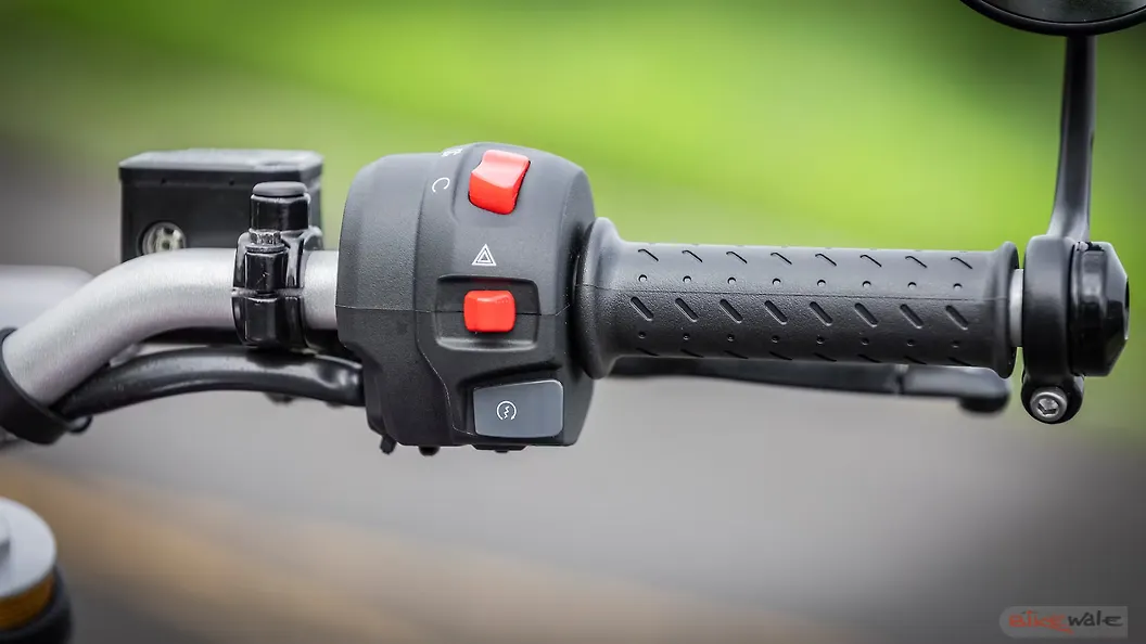 Triumph Speed 400 Hazard Warning Lights Switch Image – BikeWale