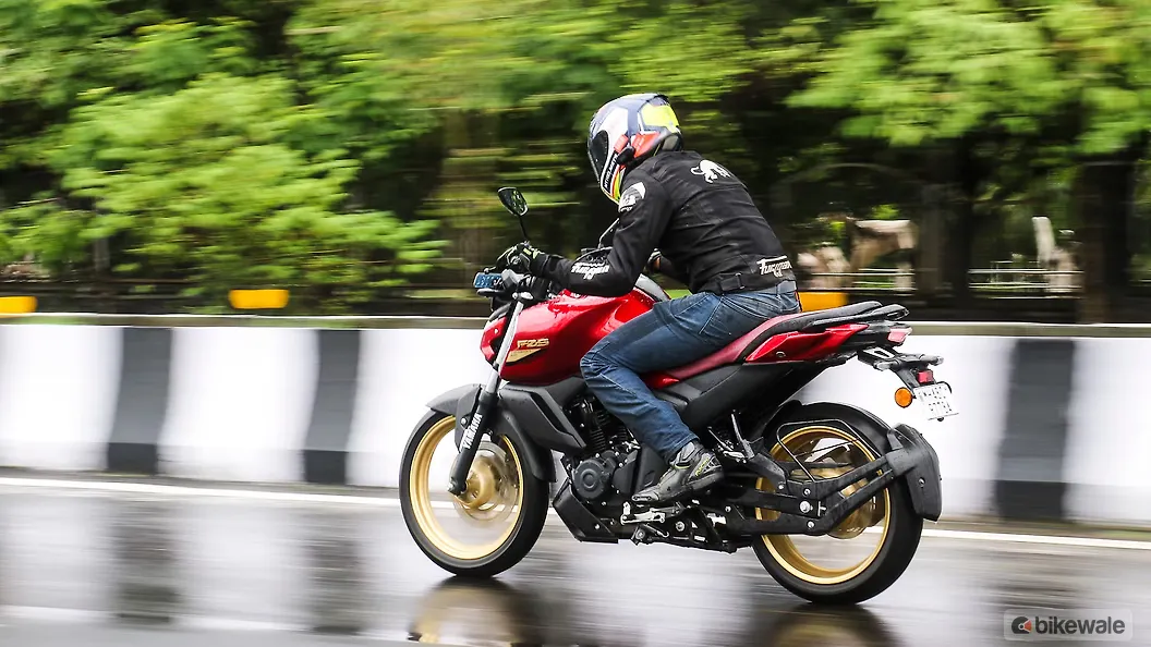 Yamaha FZS FI V4 Left Rear Three Quarter Image – BikeWale