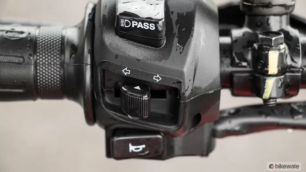 Yamaha FZS FI V4 Turn Indicators Switch Image – BikeWale