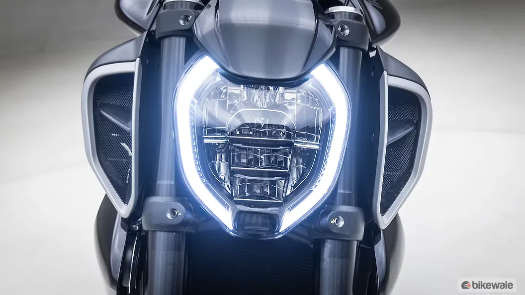 Ducati Diavel V4 Head Light Image – BikeWale