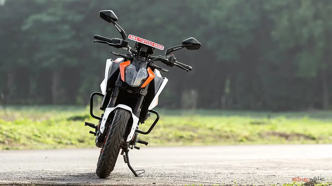 KTM 250 Duke Right Front Three Quarter Image – BikeWale