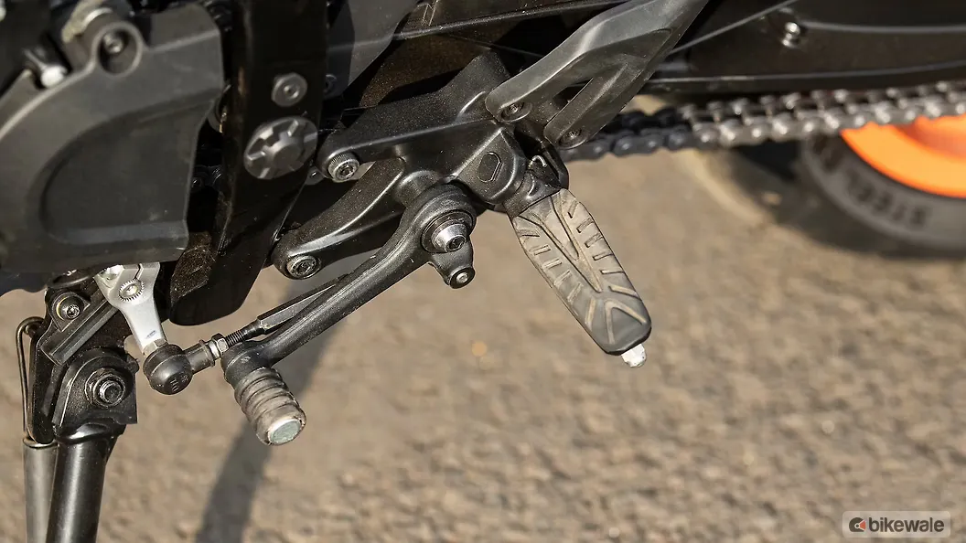 KTM 250 Duke Right Side Handelbar Throttle Grip Image – BikeWale