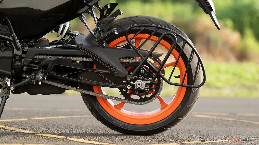 KTM 250 Duke Right Front Three Quarter Image – BikeWale