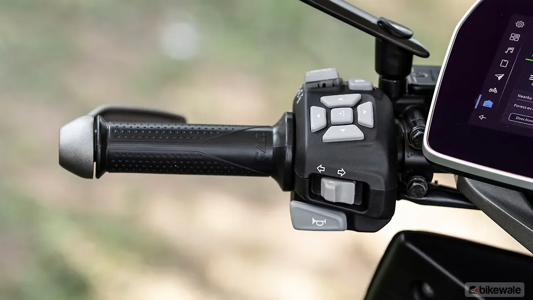 TVS X Left Side Handlebar Grip Image – BikeWale
