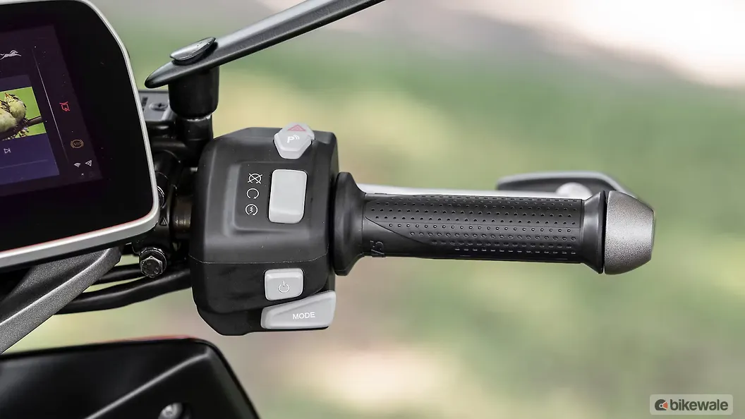 TVS X Right Side Throttle Grip Image – BikeWale