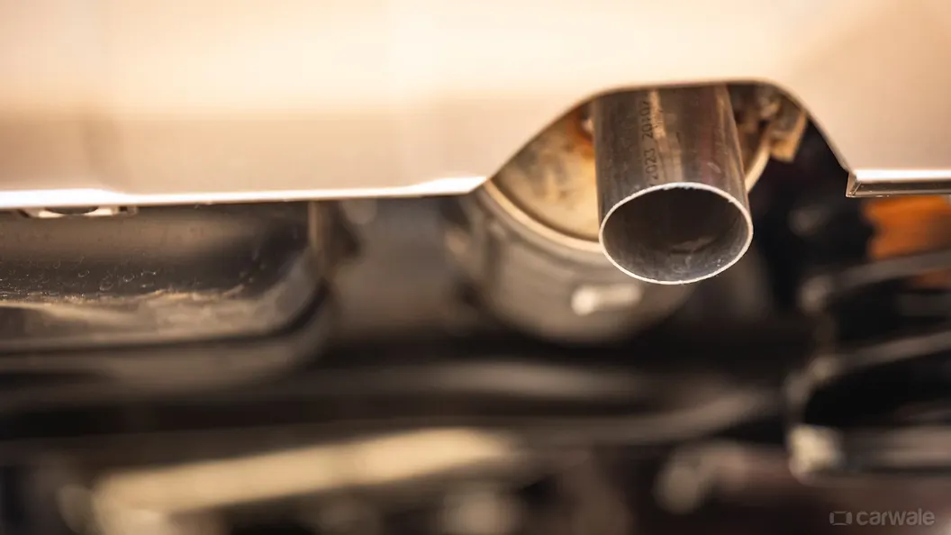 XUV 3XO एग्ज़ॉस्ट पाइप्स इमेज, XUV 3XO भारत में फ़ोटोज़ - कारवाले