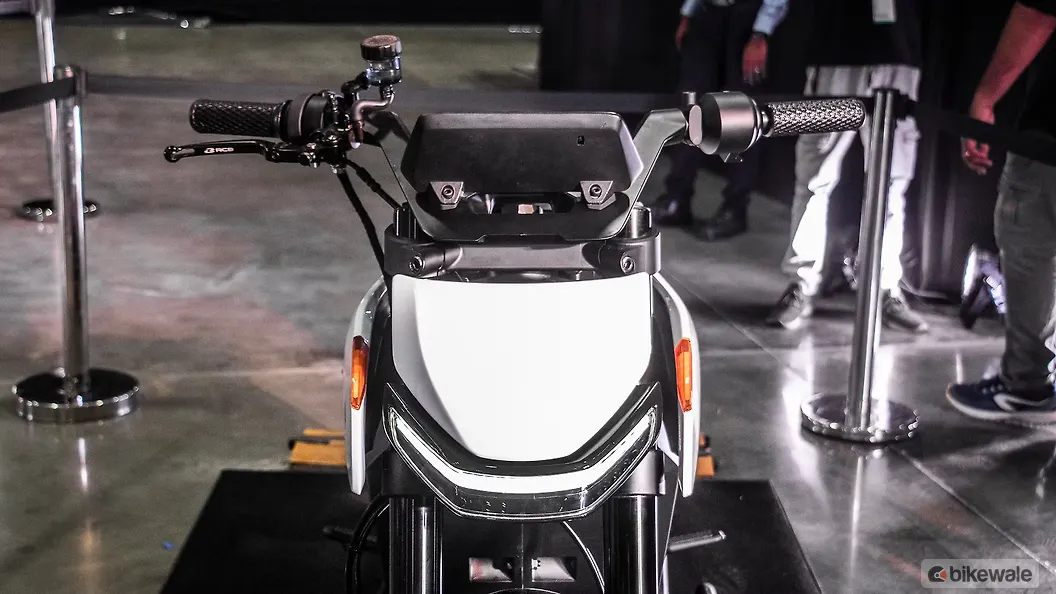OLA Roadster Front Turn Indicators Image – BikeWale