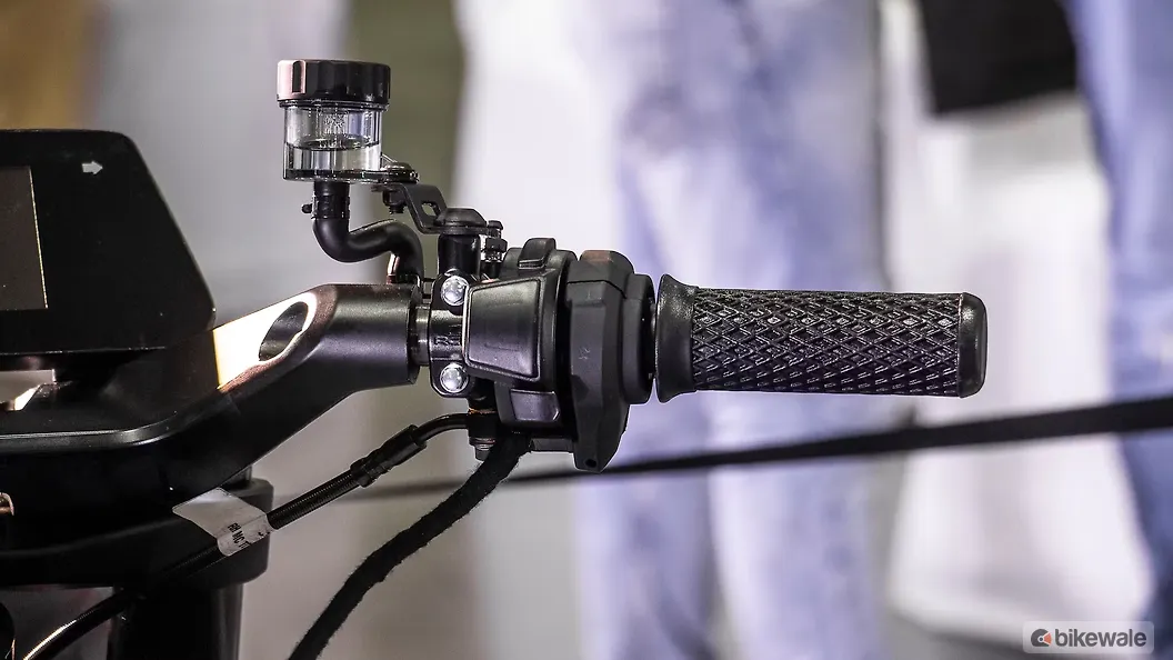 OLA Roadster Right Side Handelbar Throttle Grip Image – BikeWale