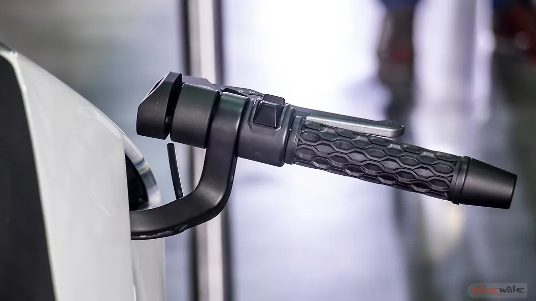 OLA Diamondhead Right Side Handelbar Throttle Grip Image – BikeWale