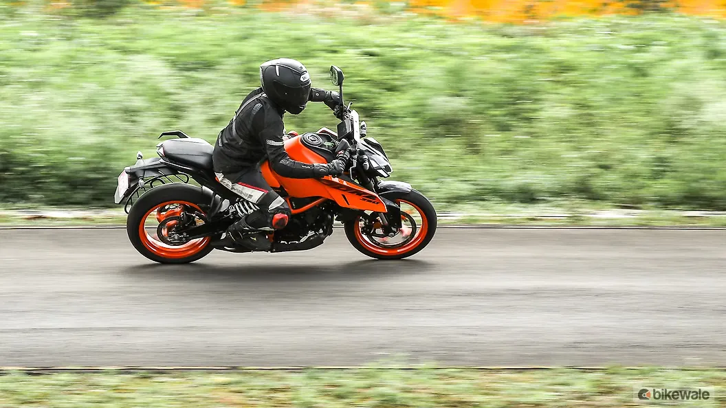KTM 390 Duke Right Front Three Quarter Image – BikeWale